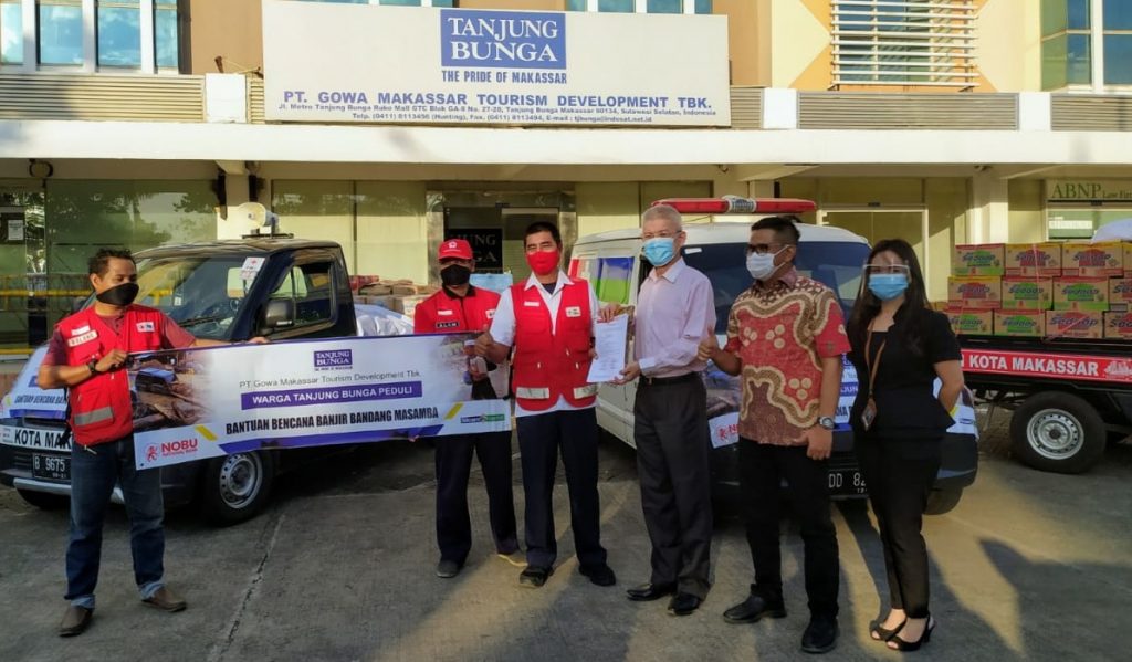 GMTD and Siloam Along with Tanjung Bunga Residents Channel Aid to Flood ...